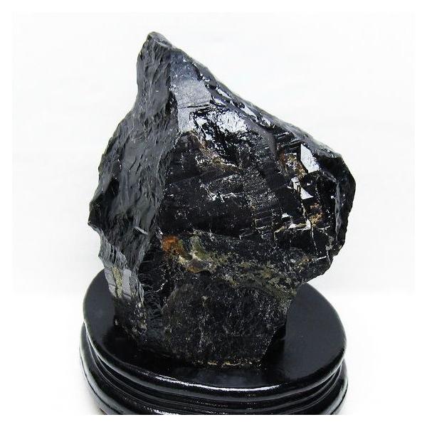 【黒水晶】黒水晶（モリオン）は茶水晶と同じく自然の放射線の影響で暗色に変化した水晶です。そのため水晶の透明度に関わらず、見た目で黒く見えるものは黒水晶、茶色のものは煙水晶と呼ばれるようです。黒水晶も水晶ですので強い光に当てると透けます。古代...