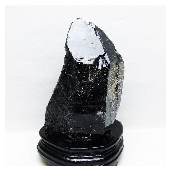 【黒水晶】黒水晶（モリオン）は茶水晶と同じく自然の放射線の影響で暗色に変化した水晶です。そのため水晶の透明度に関わらず、見た目で黒く見えるものは黒水晶、茶色のものは煙水晶と呼ばれるようです。黒水晶も水晶ですので強い光に当てると透けます。古代...