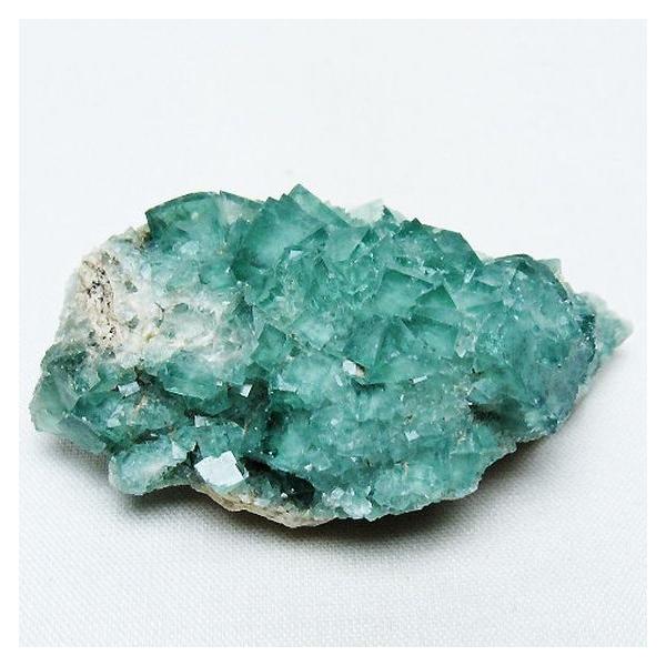 【フローライト（蛍石）】フローライトはハロゲン化鉱物の一種。紫外線や熱を加えると蛍光現象がみられることから、和名は蛍石といいます。様々な色が存在し、グリーン、パープル、ブルー等があり、ミックスカラーのものはレインボーフローライトと呼ばれます...