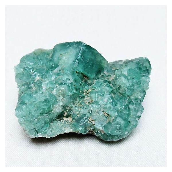 【フローライト（蛍石）】フローライトはハロゲン化鉱物の一種。紫外線や熱を加えると蛍光現象がみられることから、和名は蛍石といいます。様々な色が存在し、グリーン、パープル、ブルー等があり、ミックスカラーのものはレインボーフローライトと呼ばれます...