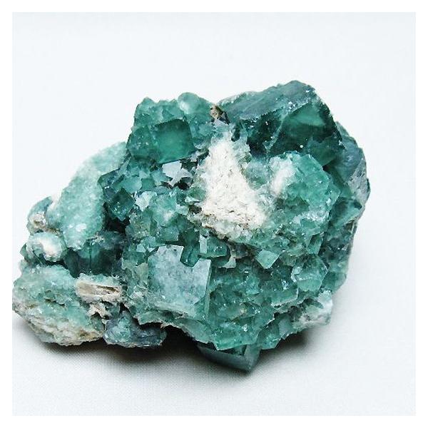 【フローライト（蛍石）】フローライトはハロゲン化鉱物の一種。紫外線や熱を加えると蛍光現象がみられることから、和名は蛍石といいます。様々な色が存在し、グリーン、パープル、ブルー等があり、ミックスカラーのものはレインボーフローライトと呼ばれます...