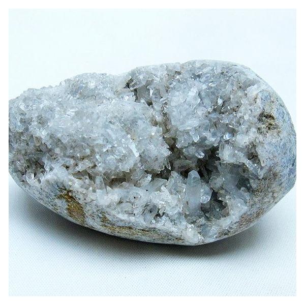 【セレスタイト（天青石）】セレスタイトは空の色ような透明感のある青が特徴的な石です。非常に柔らかく脆い石ですので、アクセサリーとしては加工が難しいため、インテリア用の原石や加工品が多く流通しています。セレスタイトは天を創造させる色合いに清浄...