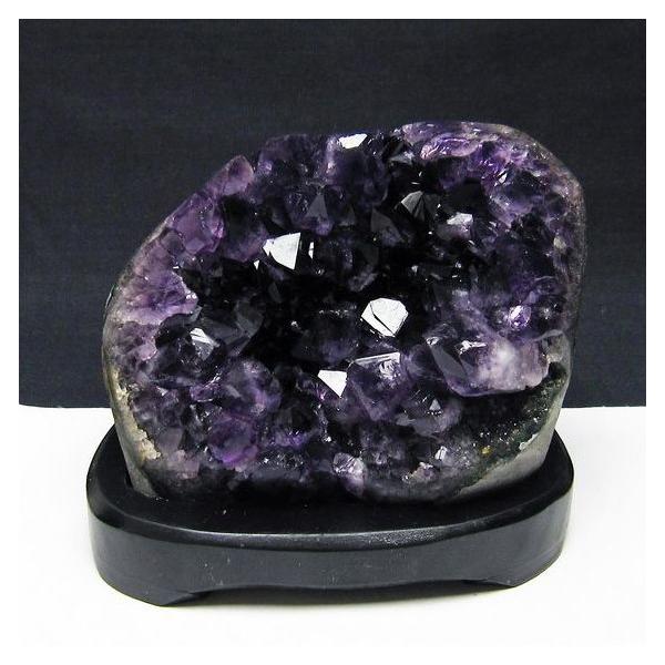 【アメジストクォーツ（紫水晶）】アメジストは透き通った美しい紫の色をした水晶です。はるか昔より紫は高貴な色とされ、様々な宗教儀式に用いられ、皇族にも愛用された水晶です。アメジストは非常に魔よけのパワーが強いといわれ、邪気を散らし、霊的なもの...
