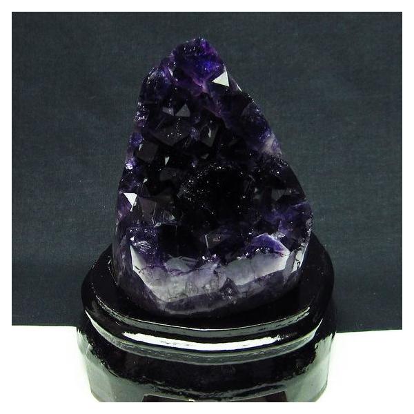 【アメジストクォーツ（紫水晶）】アメジストは透き通った美しい紫の色をした水晶です。はるか昔より紫は高貴な色とされ、様々な宗教儀式に用いられ、皇族にも愛用された水晶です。アメジストは非常に魔よけのパワーが強いといわれ、邪気を散らし、霊的なもの...