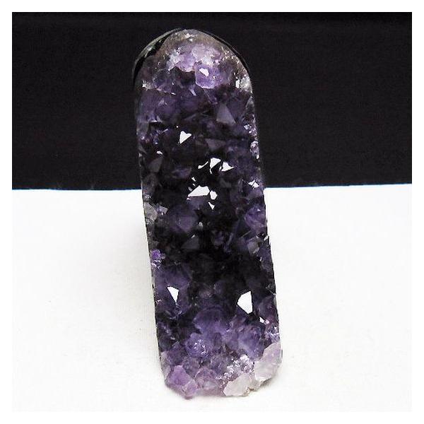 【アメジストクォーツ（紫水晶）】アメジストは透き通った美しい紫の色をした水晶です。はるか昔より紫は高貴な色とされ、様々な宗教儀式に用いられ、皇族にも愛用された水晶です。アメジストは非常に魔よけのパワーが強いといわれ、邪気を散らし、霊的なもの...