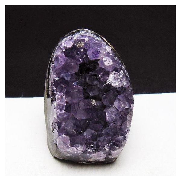 【アメジストクォーツ（紫水晶）】アメジストは透き通った美しい紫の色をした水晶です。はるか昔より紫は高貴な色とされ、様々な宗教儀式に用いられ、皇族にも愛用された水晶です。アメジストは非常に魔よけのパワーが強いといわれ、邪気を散らし、霊的なもの...