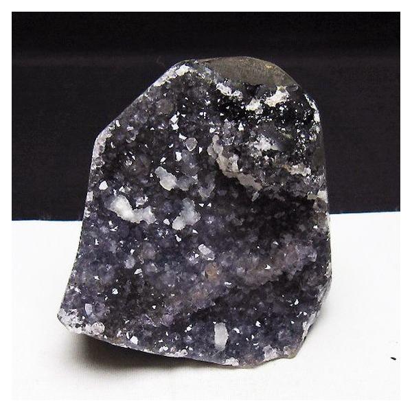 【アメジストクォーツ（紫水晶）】アメジストは透き通った美しい紫の色をした水晶です。はるか昔より紫は高貴な色とされ、様々な宗教儀式に用いられ、皇族にも愛用された水晶です。アメジストは非常に魔よけのパワーが強いといわれ、邪気を散らし、霊的なもの...