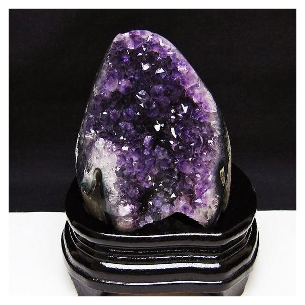 【アメジストクォーツ（紫水晶）】アメジストは透き通った美しい紫の色をした水晶です。はるか昔より紫は高貴な色とされ、様々な宗教儀式に用いられ、皇族にも愛用された水晶です。アメジストは非常に魔よけのパワーが強いといわれ、邪気を散らし、霊的なもの...