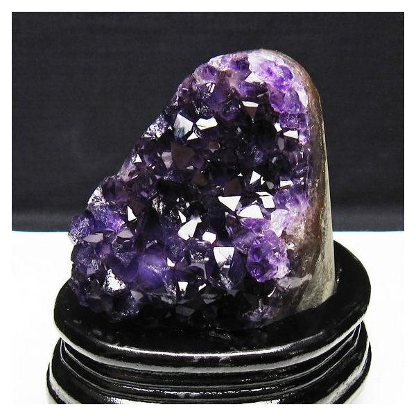 【アメジストクォーツ（紫水晶）】アメジストは透き通った美しい紫の色をした水晶です。はるか昔より紫は高貴な色とされ、様々な宗教儀式に用いられ、皇族にも愛用された水晶です。アメジストは非常に魔よけのパワーが強いといわれ、邪気を散らし、霊的なもの...