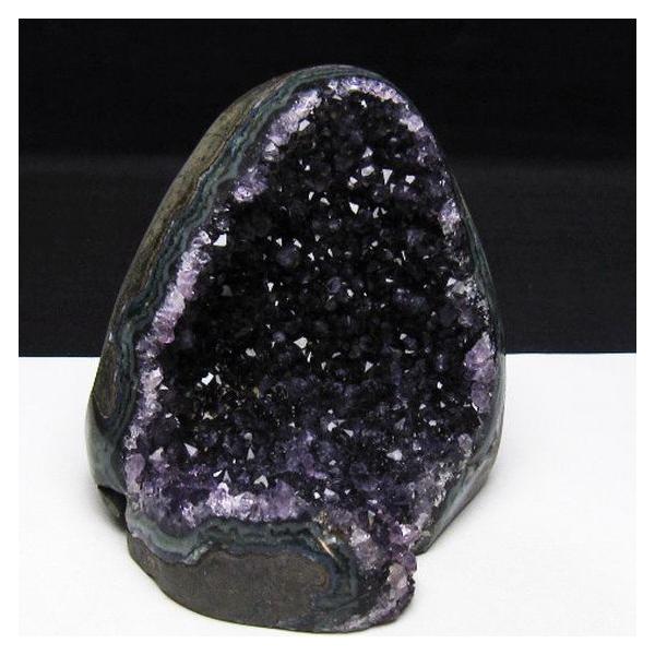 【アメジストクォーツ（紫水晶）】アメジストは透き通った美しい紫の色をした水晶です。はるか昔より紫は高貴な色とされ、様々な宗教儀式に用いられ、皇族にも愛用された水晶です。アメジストは非常に魔よけのパワーが強いといわれ、邪気を散らし、霊的なもの...