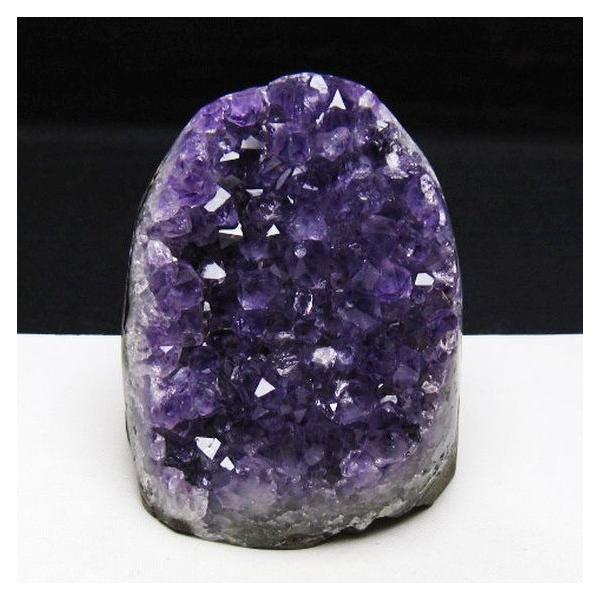 【アメジストクォーツ（紫水晶）】アメジストは透き通った美しい紫の色をした水晶です。はるか昔より紫は高貴な色とされ、様々な宗教儀式に用いられ、皇族にも愛用された水晶です。アメジストは非常に魔よけのパワーが強いといわれ、邪気を散らし、霊的なもの...