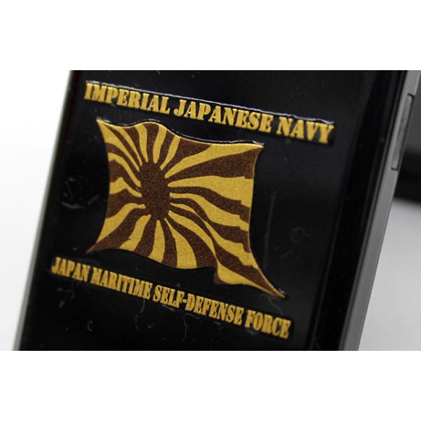 《大きさ》シール：約36mm×44mm台紙：約90mm×55mm軍艦旗・自衛艦旗のなびいたデザインの蒔絵シールです。IMPERIAL JAPANESE NAVY(日本国帝国海軍)とJAPAN MARITIME SELF-DEFENSE FO...