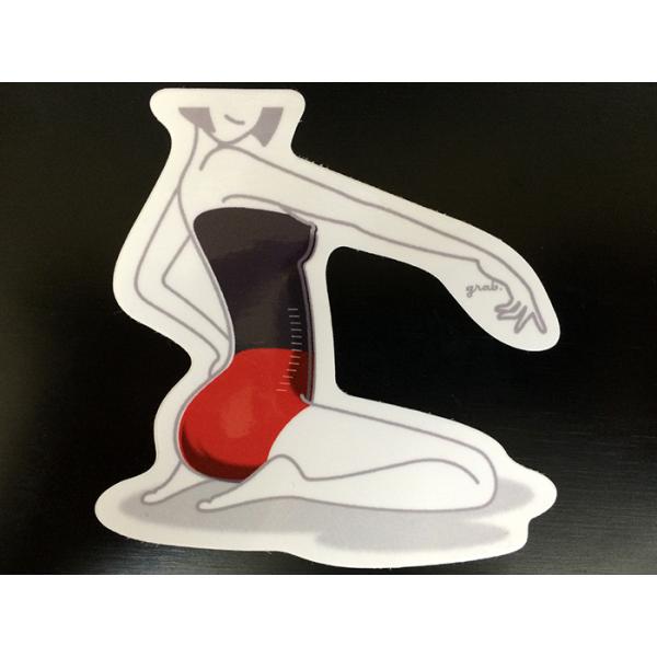 英語圏では昔から愛しみをこめて船を「She(彼女)」と呼ぶ。タンカーの船首部分「バルバスバウ」ボディを持った「タンカーガール」のステッカー。グラフィックデザイナー山田友和氏(glab.)のデザイン。＜大きさ＞約86mm×84mm