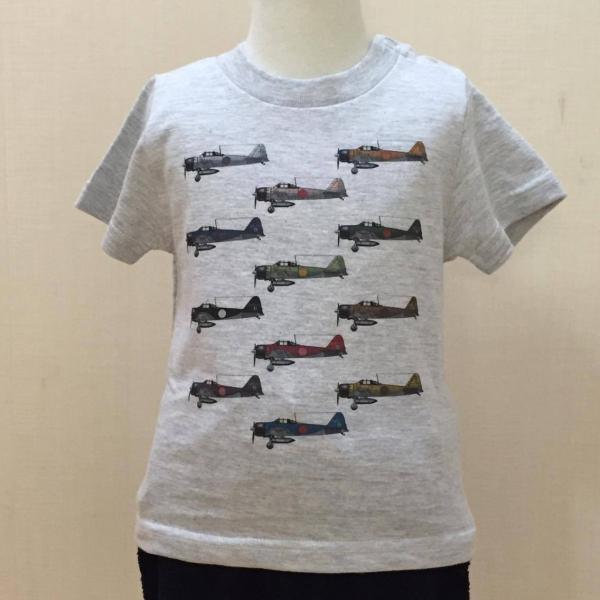 カラフルな零戦がプリントされた子供用Tシャツです。＜サイズ展開＞【90cm】胸囲58cm/肩幅24cm/着丈34cm【110cm】胸囲66cm/肩幅29cm/着丈44cm【130cm】胸囲74cm/肩幅33cm/着丈51cm【150cm】胸...