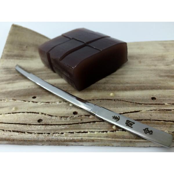 大日本帝國海軍の軍刀は錆びにくいステンレス刀が多く使われておりました。この「ようかん和菓子ナイフ」は、海軍の軍刀をイメージして、ステンレス洋食器の一大産地「新潟県燕市」の職人が一つ一つ手磨きで仕上げた物です。どうぞご安心してお使いください。...