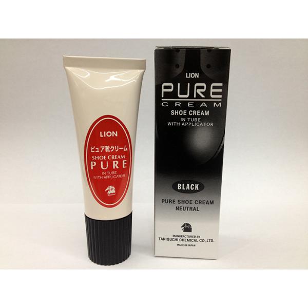 黒短靴のお手入れに。中性ソフトペーストタイプの靴クリームです。スポンジ面から直接塗布することができるため、簡単な靴のお手入れに最適です。ラノリン・ミンクオイル配合のため、つや出しに加え保革にも優れています。《使用方法》少しずつクリームを押し...