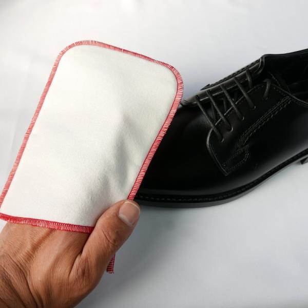 ライオン靴クリーム製のグローブ型クロス<br>日常お使いになる皮革製品のお手入れに安全・便利なグローブスタイル。<br>汚れた時は洗濯ができて、いつでも新品同様にご使用頂けます。<br>また、洗濯可能で汚...