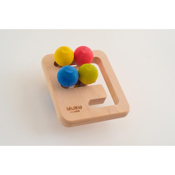 色・音・動きの3つの要素を持ったファーストトイです。小さな子でもつまみやすく指先を使って遊べます。お出かけにも便利なポケットサイズで、振ればやさしい木の音も楽しめます。『出産祝い』や『誕生日プレゼント』に最適な大人気おもちゃです。Muku-...