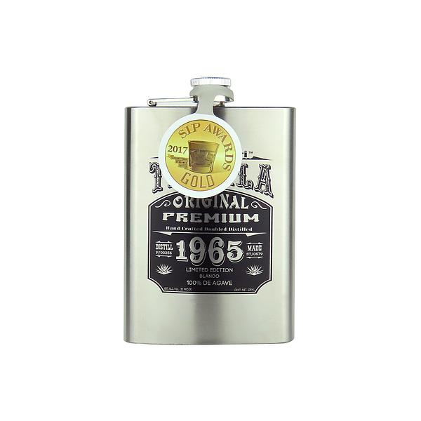 ポケットにぴったりな「スキットル」に、アカヴェ特有の香りと甘みが特徴的なテキーラを詰めました。