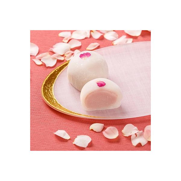ホワイトチョコと薔薇ペーストをブレンドした薔薇餡を、柔らかいお餅で包んだ薔薇薫る大福餅です。