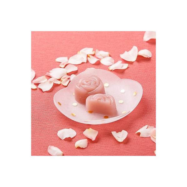 ホワイトチョコと薔薇ペーストをブレンドした薔薇の形が可愛い一口サイズの羊羹です。