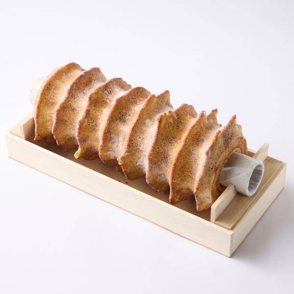【発売日：2024年07月04日】外は香ばしく中はしっとり。職人技が光る、迫力満点の8山バウム。特別な日を彩る贅沢な逸品です。