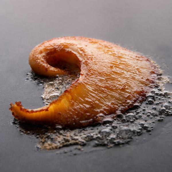 【発売日：2024年07月04日】ヨシキリザメの尾ビレを使用したステーキです。肉厚で繊維がしっかりしている尾ビレを職人が一から手作業で丁寧に加工しています。