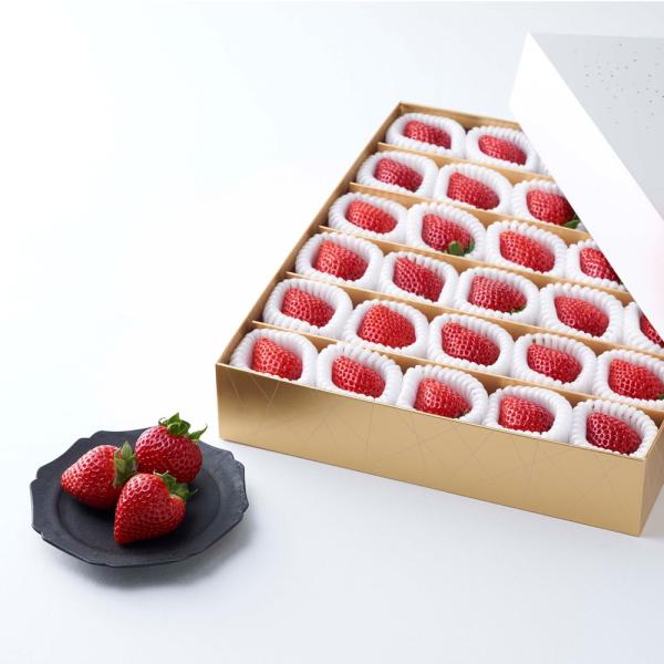【発売日：2026年01月05日】大きめの粒をずらりと並べ、おもてなしの気持ちが伝わる華麗パッケージ。「あまりん」は全国いちご選手権で受賞した＜埼玉県オリジナル品種＞です。