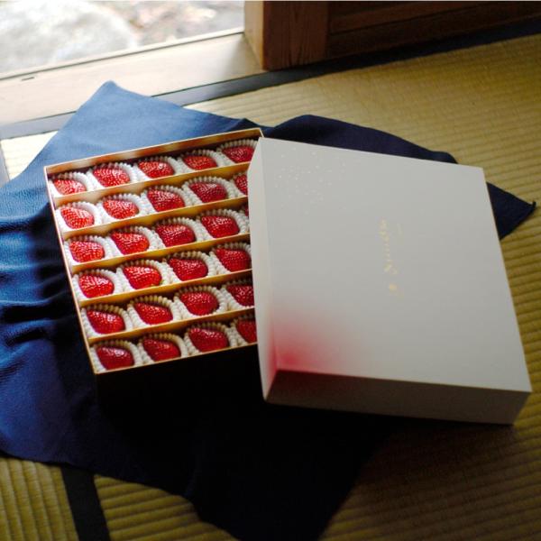 【発売日：2025年12月15日】大きめの粒をずらりと並べ、おもてなしの気持ちが伝わる華麗パッケージ。「べにたま」は全国いちご選手権で受賞した＜埼玉県オリジナル品種＞です。