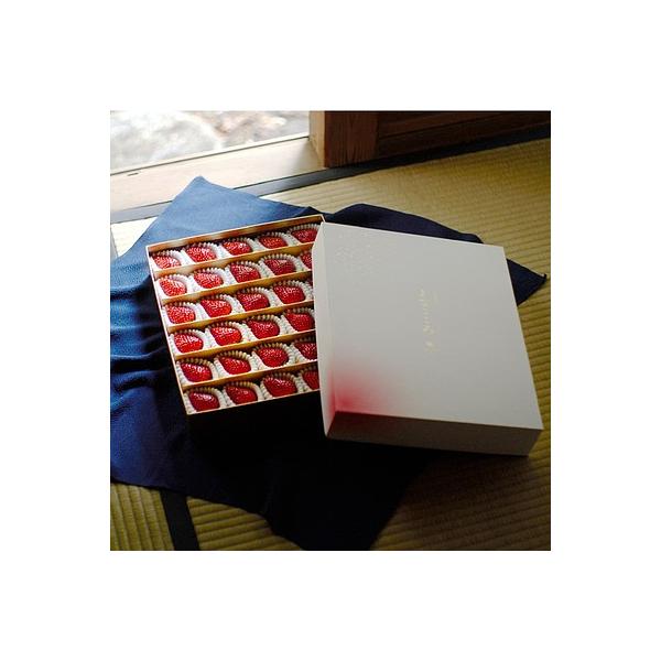 大きめの粒をずらりと並べ、おもてなしの気持ちが伝わる華麗パッケージ。「べにたま」は全国いちご選手権で受賞した＜埼玉県オリジナル品種＞です。