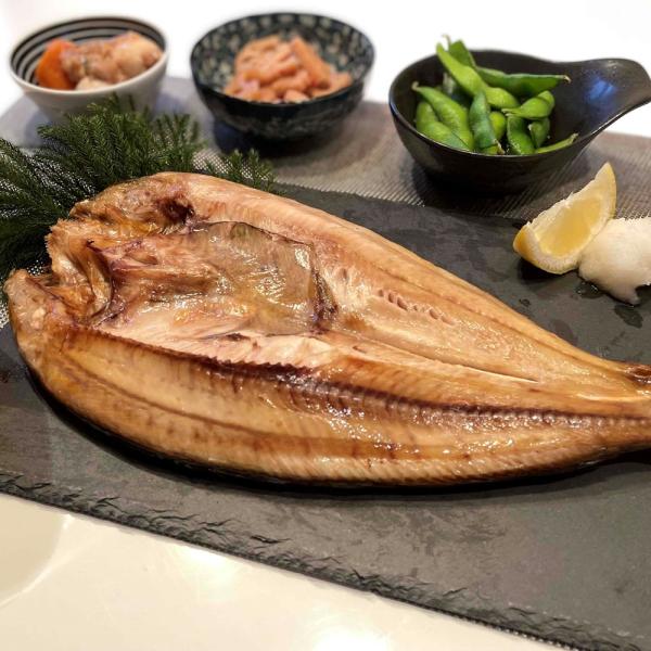 【発売日：2024年07月04日】北海道産の脂のりのいい真ほっけを冷風熟成干で旨味凝縮、ふっくら柔らかい干し物に仕上げました皮までパリッと身はジューシーに焼き上がります。1枚350~400gの大きいサイズ4枚入