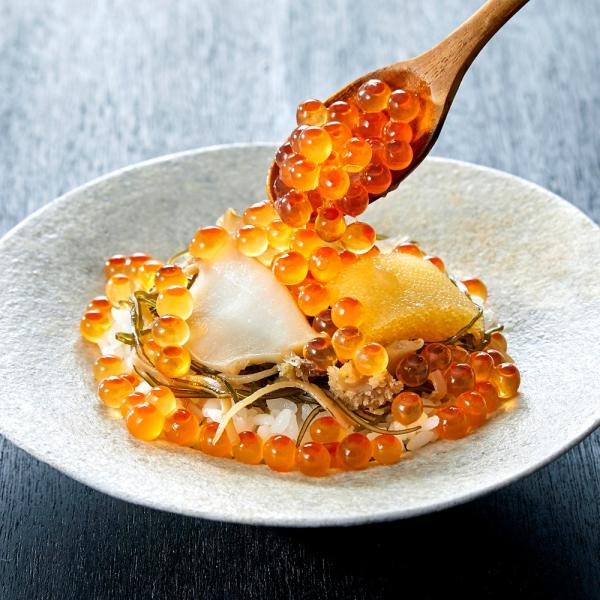 【発売日：2024年07月04日】やさしい味付けの特製松前漬をベースに国産のいくらや鮑等をトッピングしフカヒレは温める事で本来の食感を楽しめるよう別添にしました。見た目も華やかな海鮮漬をぜひご賞味ください。