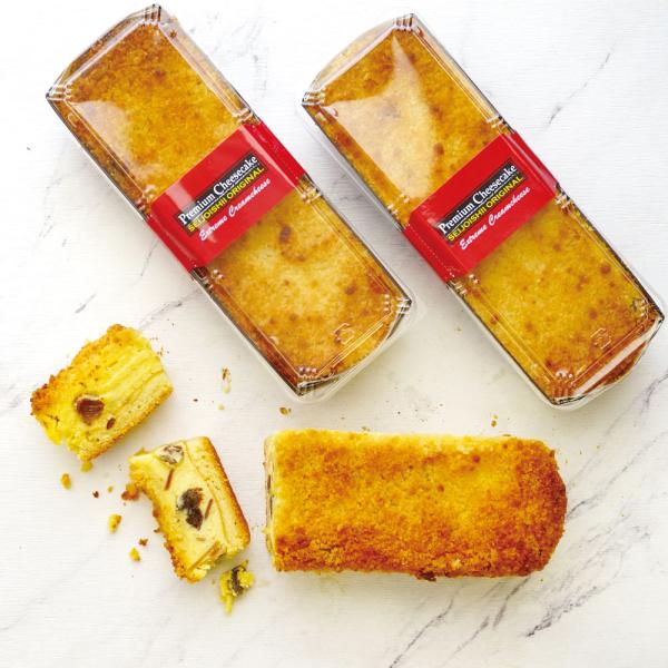 【発売日：2025年11月01日】クリームチーズをふんだんに使用し、レーズンとアーモンドを散りばめたベイクドタイプのチーズケーキです。