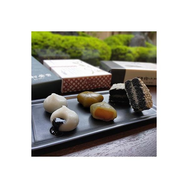 田むらの梅、ごま摺り団子をはじめとした人気商品をギフト用風呂敷で包みました。