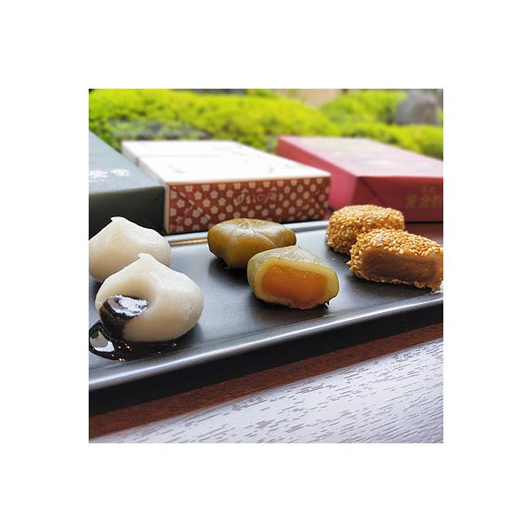 田むらの梅、ごま摺り団子をはじめとした人気商品をギフト用風呂敷で包みました。