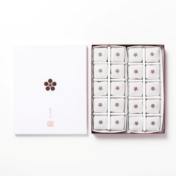 【発売日：2026年03月01日】北海道十勝産小豆を使用し、丹念に練り上げたこしあんを薄皮で包んだ「ほどよい甘さで、後口の良い」一口サイズの饅頭です。