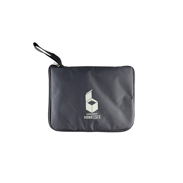 折り畳み可能な大容量サイズのエコバッグです。保冷剤を入れるのに便利なポケット付きです。