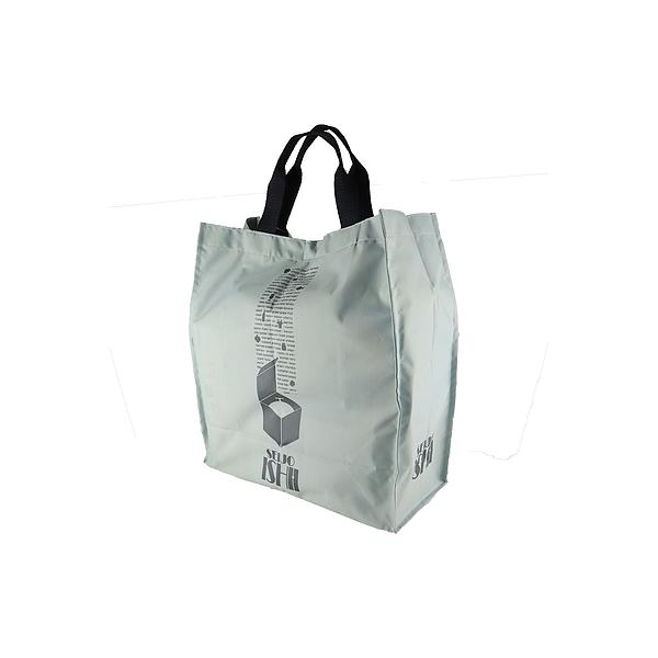 お買い物に便利なサイズのバッグ。コンパクトに折りたためるので持ち運びにも便利です。