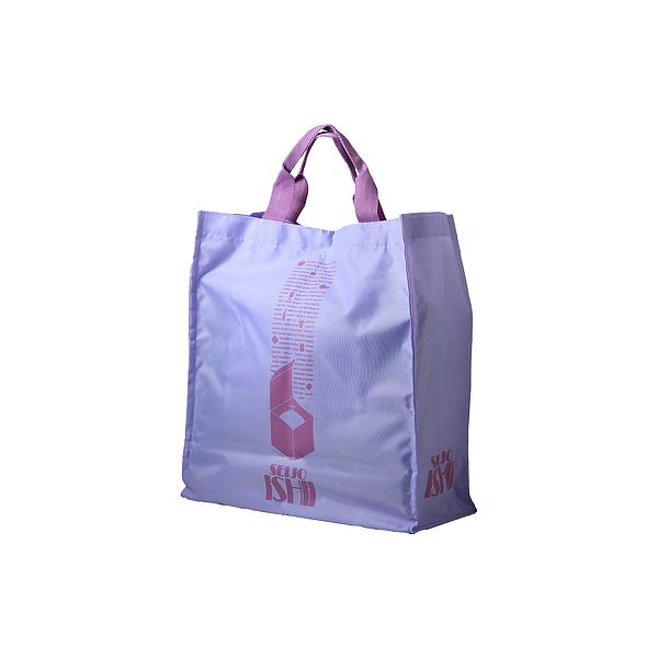 お買い物に便利なサイズのバッグ。コンパクトに折りたためるので持ち運びにも便利です。