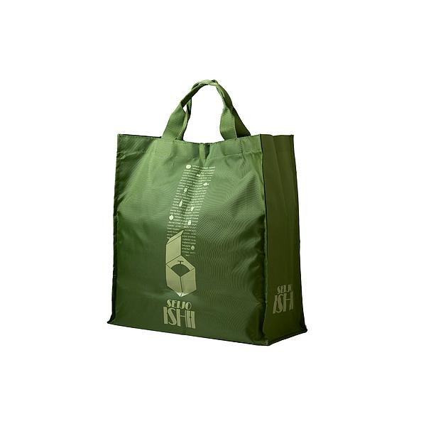 お買い物に便利なサイズのバッグ。コンパクトに折りたためるので持ち運びにも便利です。