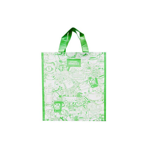 リサイクル素材を使用したエコバッグです。軽い素材なので持ち運びにも便利です。