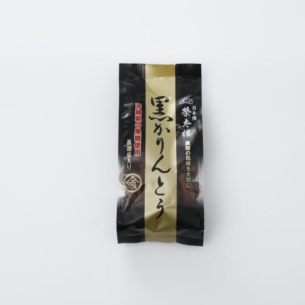 【発売日：2026年06月15日】生地に黒胡麻を入れ、かりんとうに合う沖縄県の黒糖を選び、風味を大切に香ばしく仕上げました。