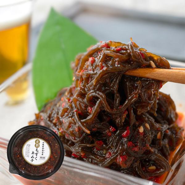 【発売日：2024年07月04日】沖縄伊是名島産の完熟もずくを使用し、リンゴ酢や特製のヤンニャムや青唐辛子でピリっと辛く味付けをした食感と旨みを楽しめる逸品です。