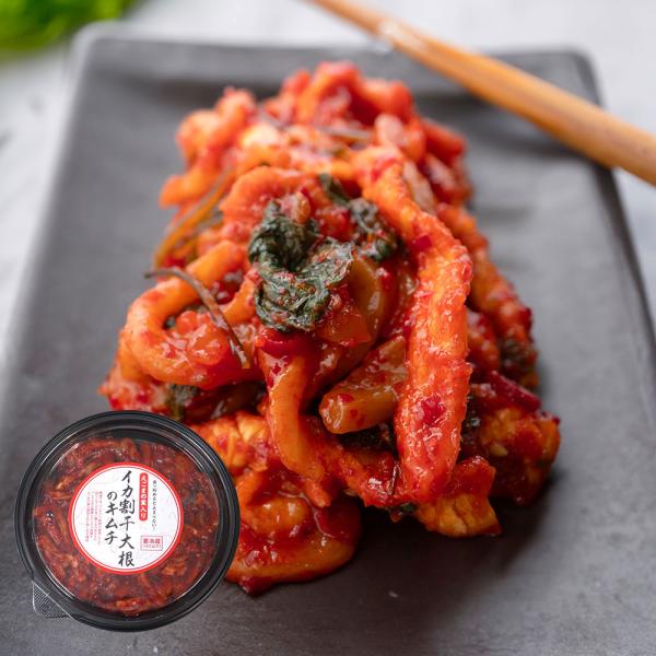 【発売日：2024年07月04日】韓国で食事の前菜としてよく出てくるイカと割り干し大根の食感、えごまの葉の風味と程よい辛さを楽しめるキムチです。