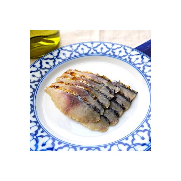 国産の鯖を、醤油、みりん、砂糖、塩で味付けし、桜のチップでスモークしました。お刺身に近いなめらかな食感に仕上げています。