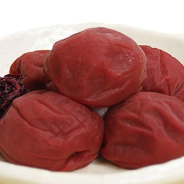 【発売日：2024年07月04日】完熟した南高梅のキズや破れの少ないＡ級品のみ使用。三重県産の赤しそを使用した調味液に漬け込み天日干ししました。実が柔らか