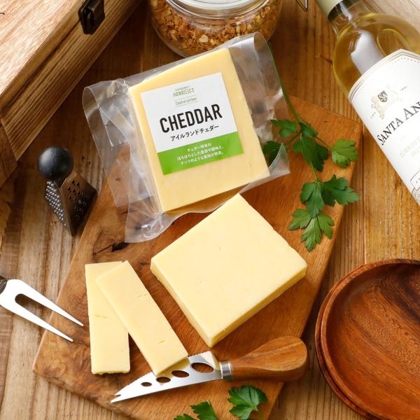 【発売日：2024年07月04日】チェダー特有のほろほろとした食感や酸味と、ナッツのような風味が特長。軽めのワインや黒ビールなどと相性が良く、リゾットなどのお料理にもおすすめです。