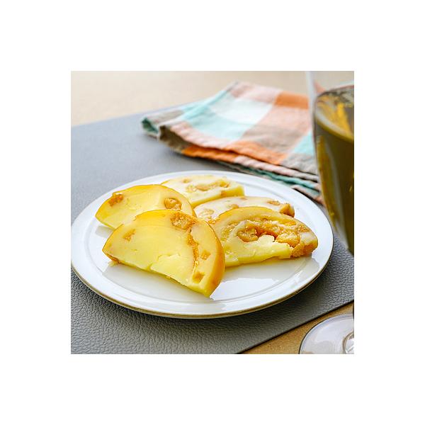 味付けした数の子を燻製して、オランダ産ゴーダチーズと合わせました。数の子の塩気とチーズのコクがよく合います。