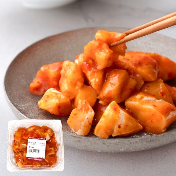 【発売日：2024年07月04日】サーモンを魚醤の旨味とコクが特徴のタレに和えピリ辛に仕上げました。お酒のおつまみやご飯のお供にぴったりです。