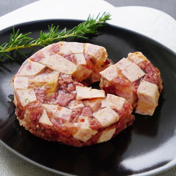 【発売日：2024年07月04日】スモークした牛タンと、食べ応えのある自家製のフライッシュケーゼをコンソメゼリーに閉じ込めました。カットして前菜やおつまみにどうぞ。